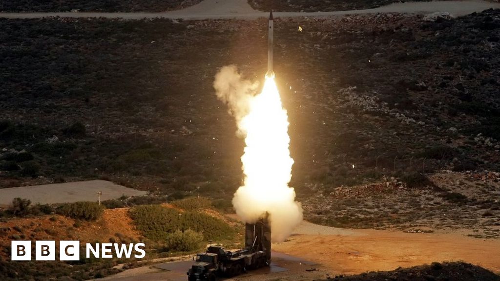 Russian S-300 air defence missiles 'arrive in Iran' - BBC News