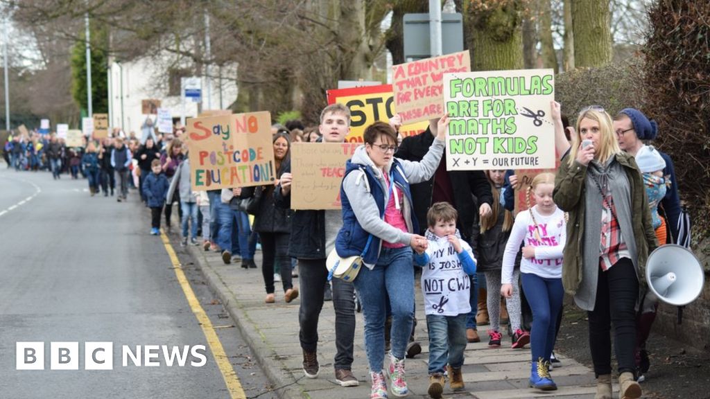 Sandbach school funding protest by parents - BBC News
