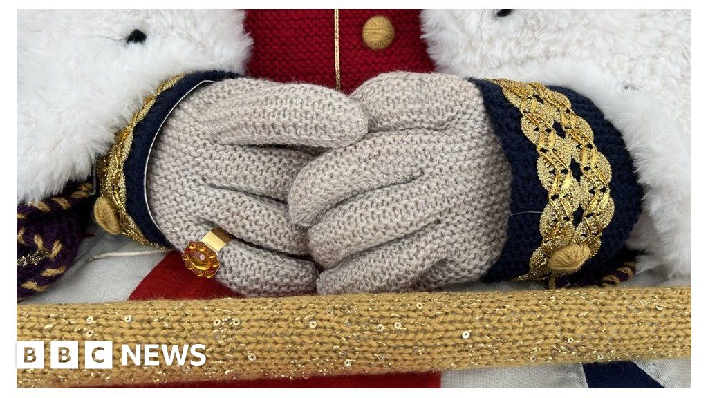 Bristol knitters create life-size woollen model of the king - BBC News