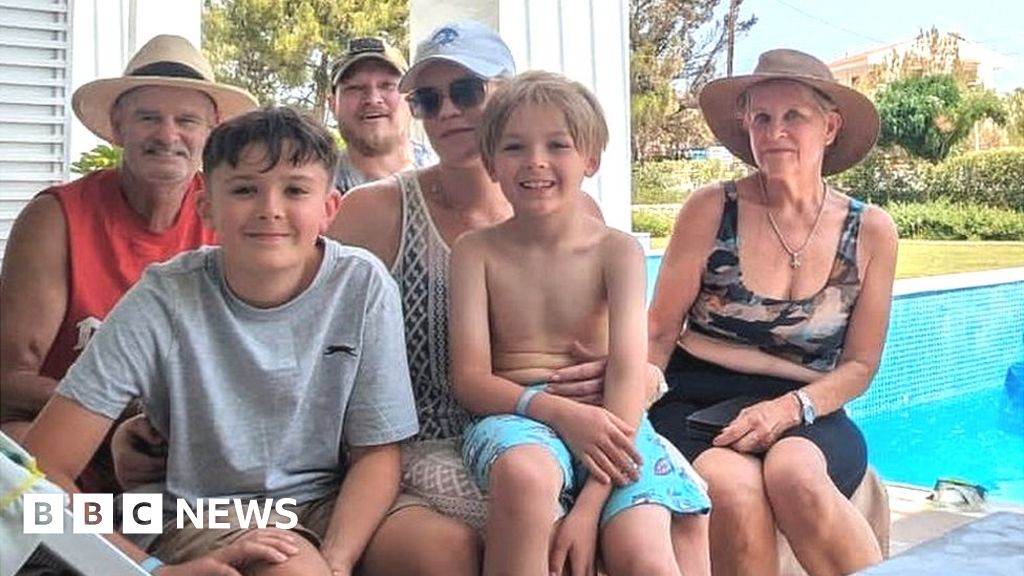 Rhodes tourists return home to Newmarket after emotional holiday - BBC News