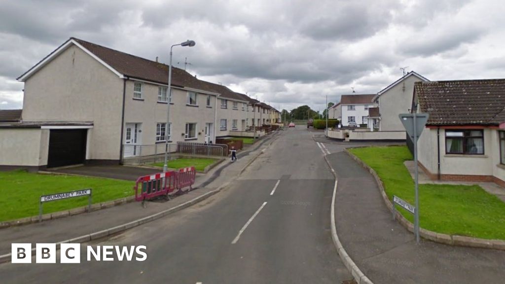 Castlederg: Man's leg broken during aggravated burglary - BBC News