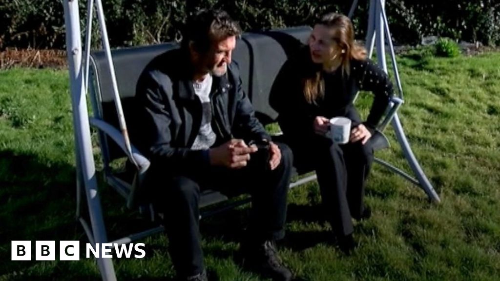 Kent woman puts up homeless man in her house - BBC News