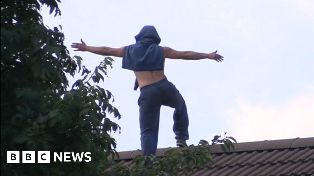 Man's rooftop capture 'cost Humberside Police £100,000'