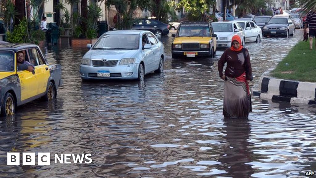 Egypt's 'Rain Man' makes small change from the floods - BBC News