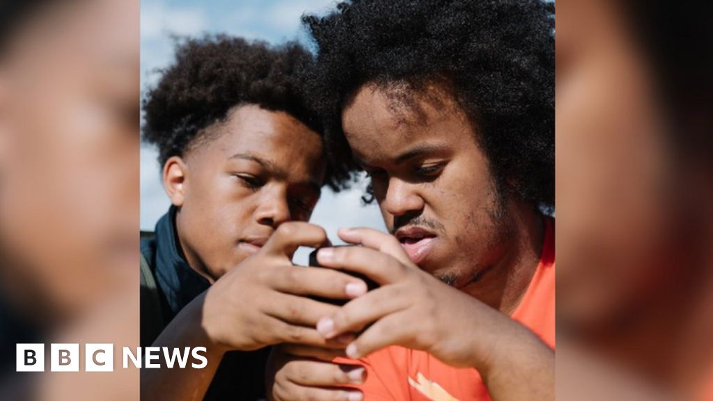 Bristol Portrait of Britain winner showcases diversity - BBC News