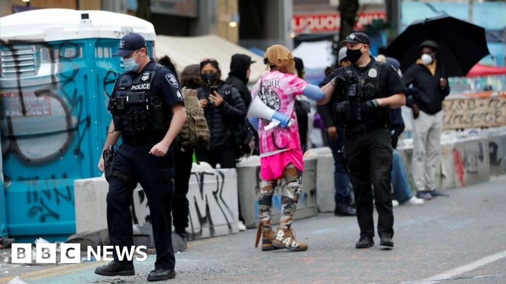 Seattle police clear out protester-occupied zone - BBC News