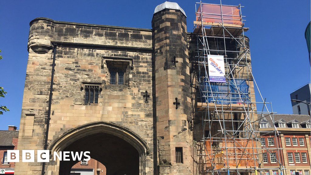 Leicester medieval landmark closed after cracks found - BBC News