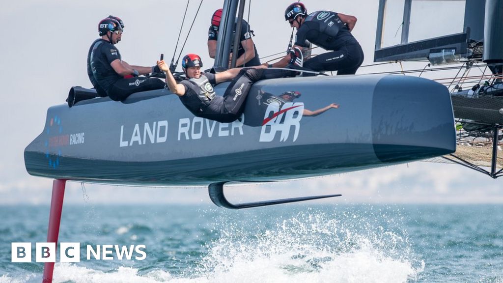 The tech helping Sir Ben's 'flying' boat go even faster - BBC News
