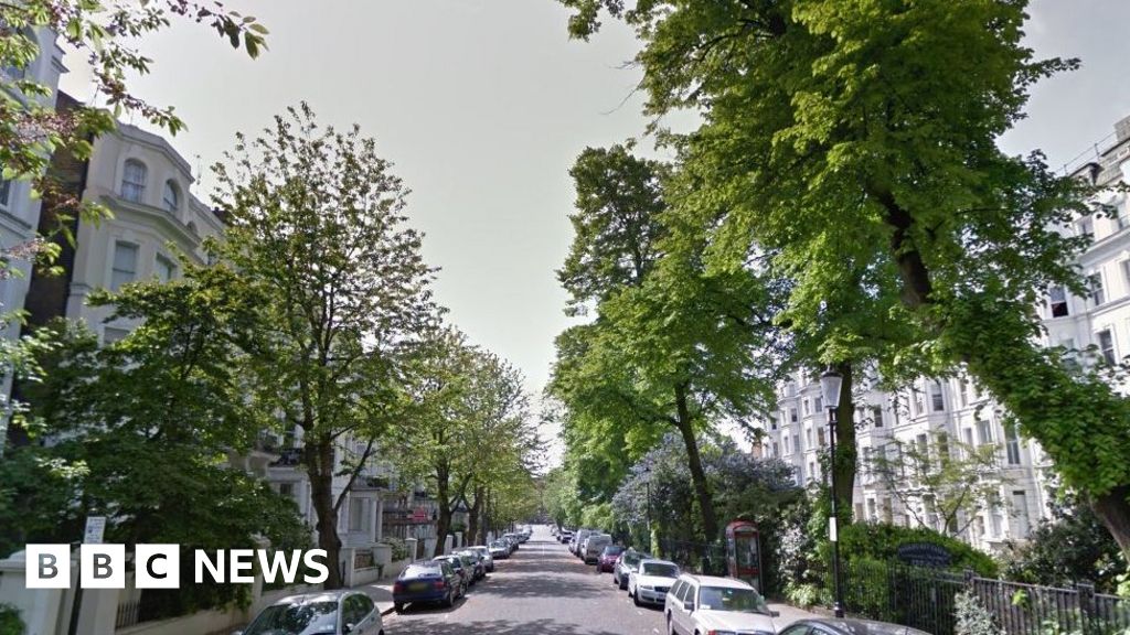 Youth of 17 shot and injured in Notting Hill attack - BBC News
