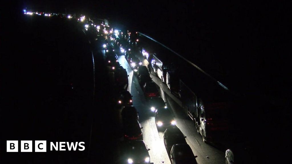 M5 closure: Drivers stuck for hours in freezing temperatures - BBC News