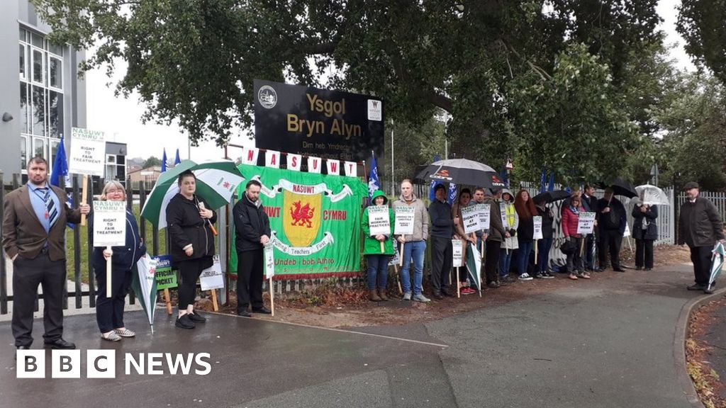 Teachers strike at Ysgol Bryn Alyn over restructure plan - BBC News