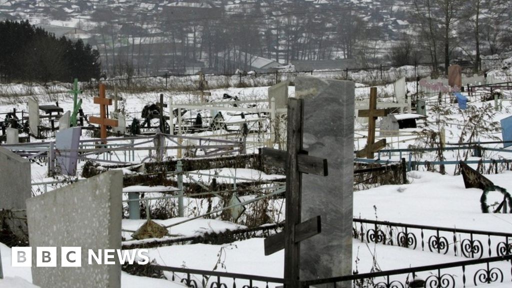 Russian cemetery gang leaves widow with body out in cold - BBC News