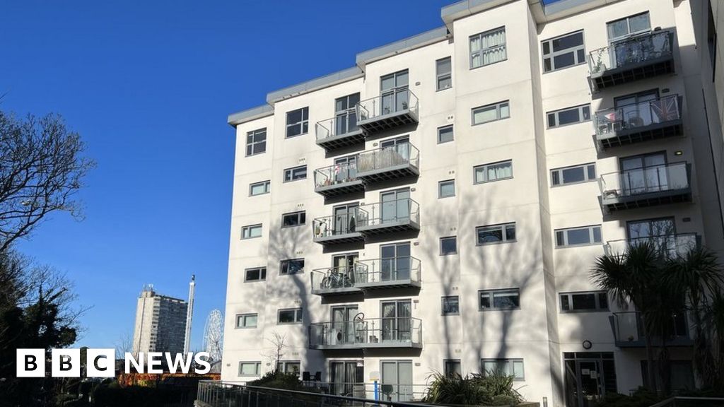 Margate tenants told to leave 'unsafe' apartment blocks - BBC News
