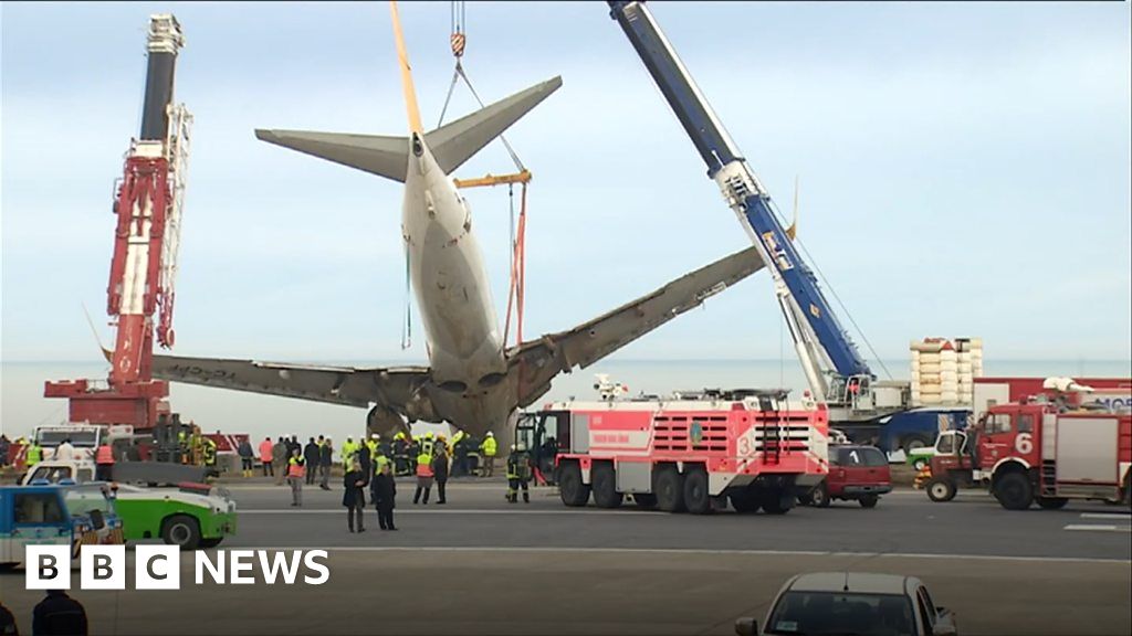 Plane that skidded off Turkey runway recovered - BBC News