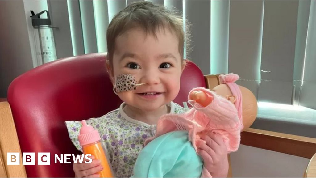 Minute's applause for two-year-old who lost cancer fight - BBC News