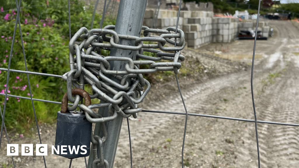 Lock's Hill: Apology over 'eyesore' failed housing development - BBC News