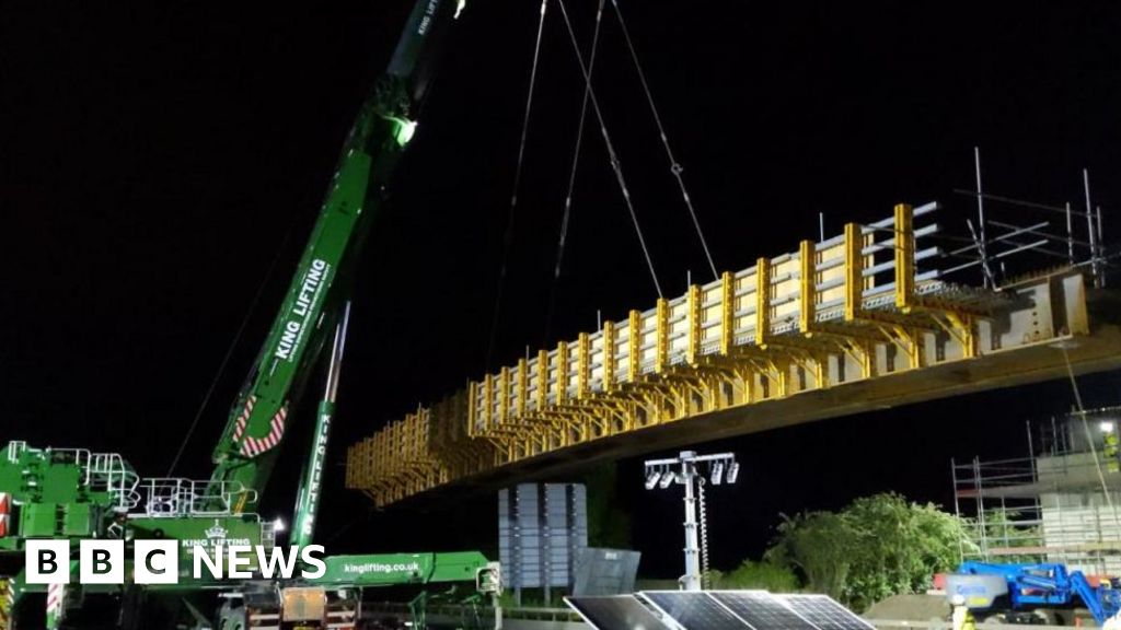 M4 near Slough reopens after bridge work completed early - BBC News