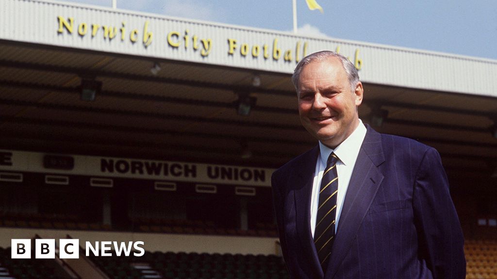 Former Norwich City chairman Robert Chase dies - BBC News