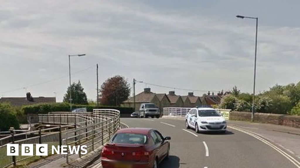 Woman, 21, dies and another hurt in Devizes car crash - BBC News