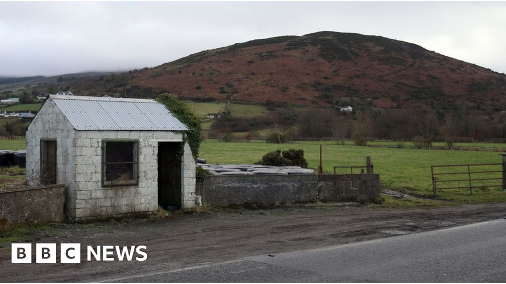 Brexit: UK and EU seek alternative to hard Irish border - BBC News
