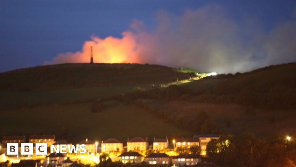 Hillside grass fire at Pen Dinas near Aberystwyth - BBC News
