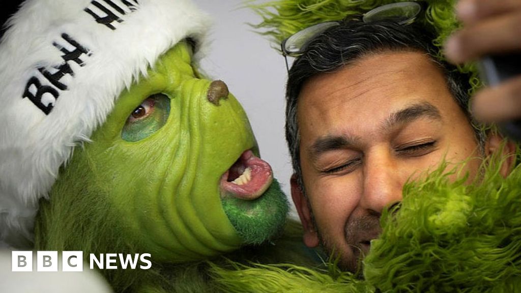 The Grinch spreads festive cheer at Wolverhampton hospital - BBC News