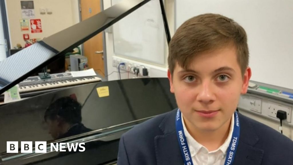 Ukrainian students praise Evesham community for support - BBC News