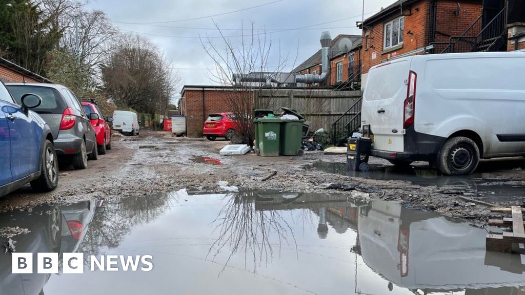 'Utterly disgusting' road in Southampton to be repaired - BBC News