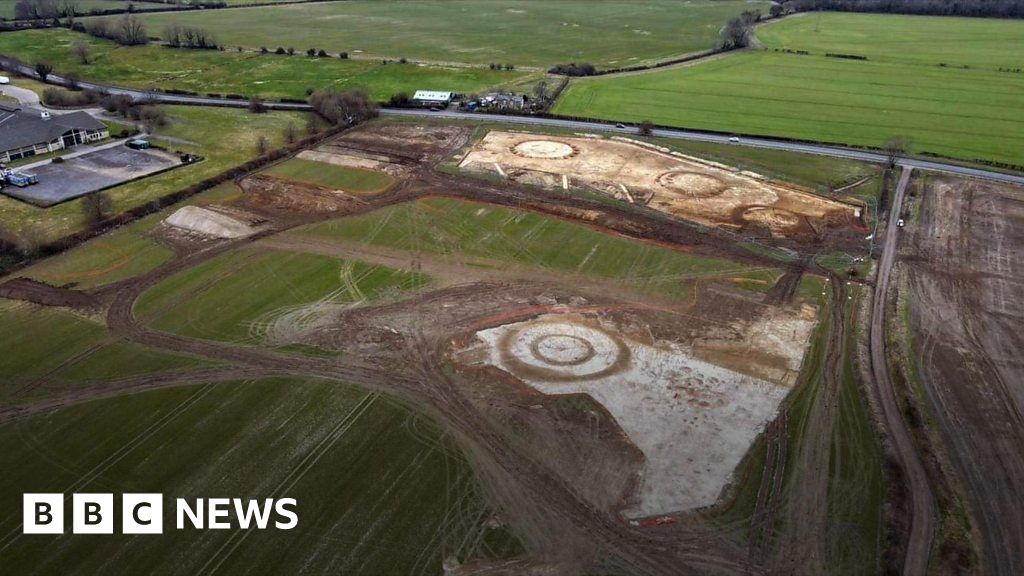 Bronze Age barrows have been discovered near Salisbury - BBC News