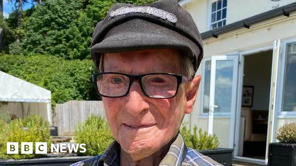 Suffolk harbour master thought to be country's oldest dies - BBC News