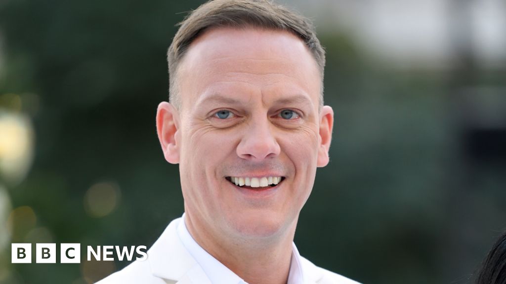 Coronation Street star Antony Cotton settles phone hacking case - BBC News