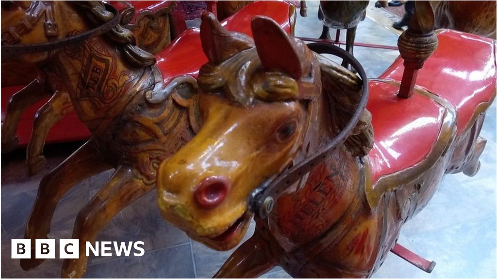 'Unique' Victorian fair ride to leave UK after auction - BBC News