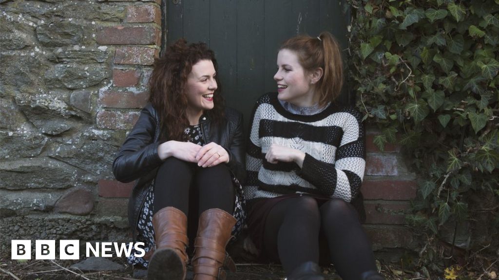Two friends start bilingual Welsh theatre company Criw Brwd - BBC News