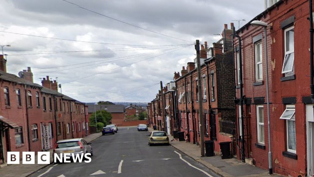 Leeds shooting: Man suffers serious leg injury - BBC News