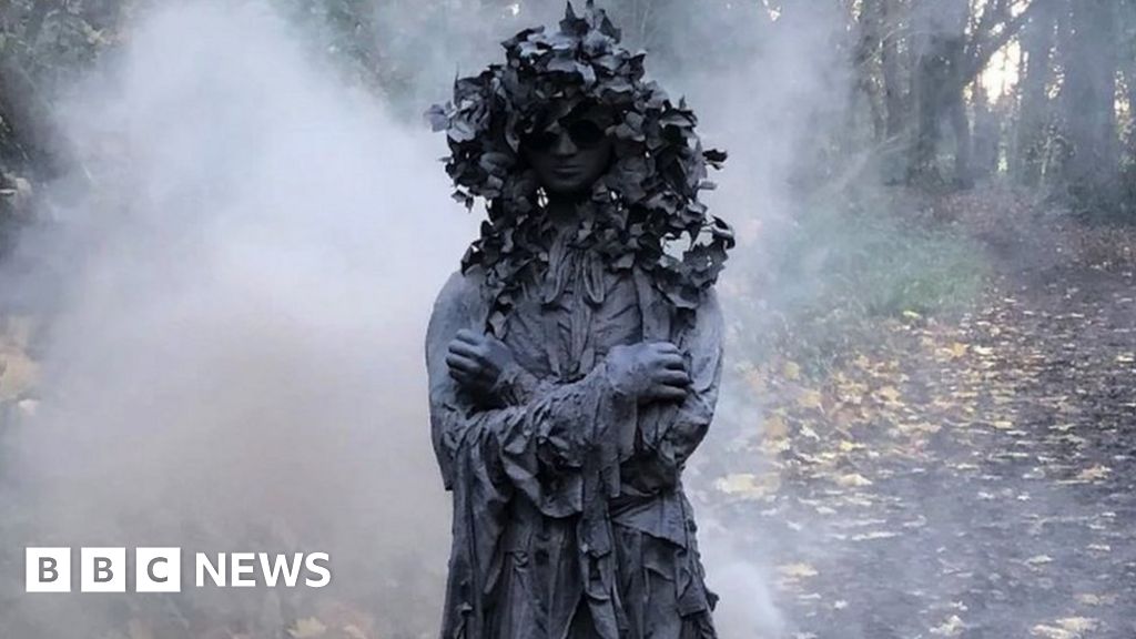 Bristol-based anonymous artist to create more women statues - BBC News