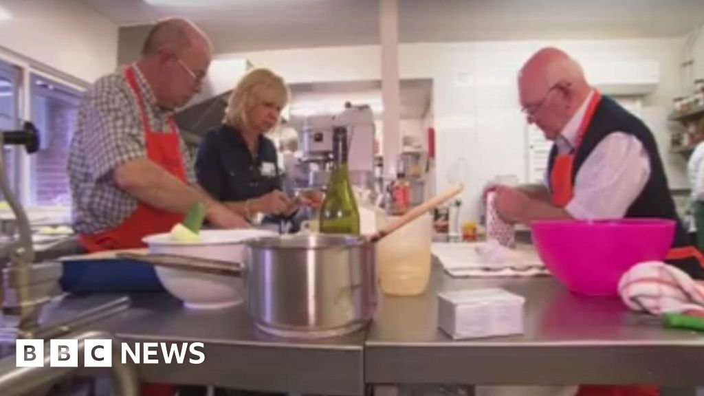 Lymington hospice teaches widowers how to cook - BBC News
