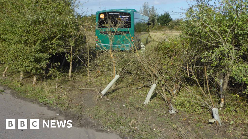 Guided busway closed after bus crashed into Longstanton field - BBC News