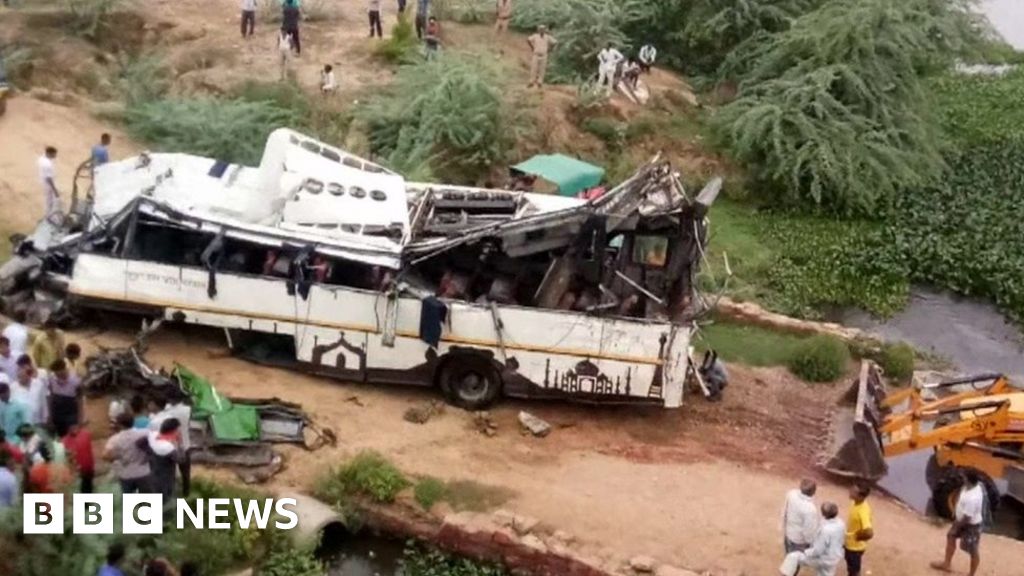 India crash bus pulled out of canal