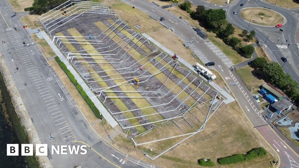 Three people injured in Southampton marquee collapse - BBC News