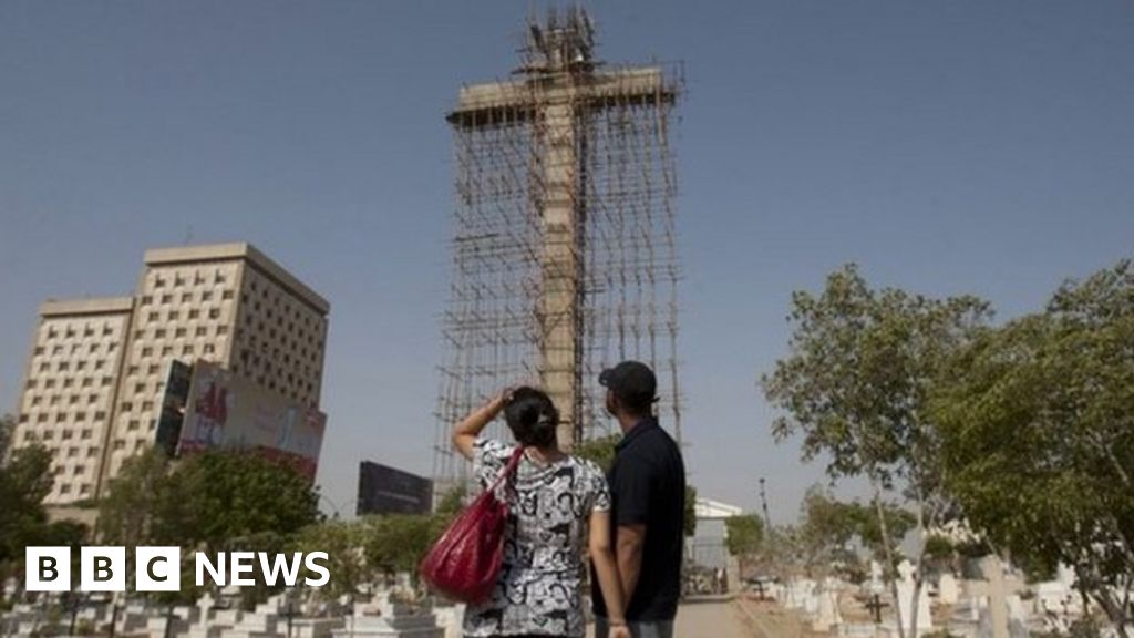 New cross symbolic for Pakistan's Christians - BBC News