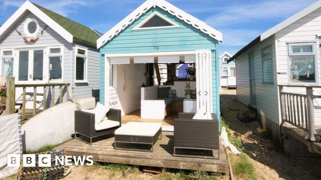 'Most expensive' beach hut up for sale at Mudeford Spit - BBC News