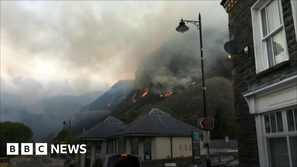Blaenau Ffestiniog mountain fire: Homes evacuated by blaze - BBC News