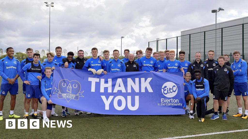 Everton's under-23 squad help buy house for homeless - BBC News