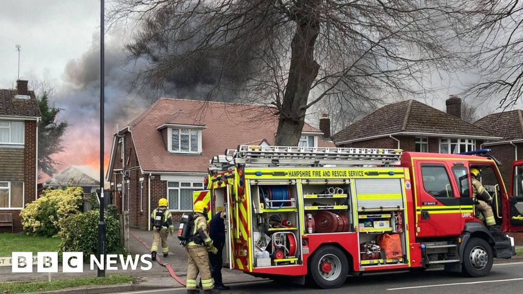 Power cut as blaze affects Southampton substation - BBC News