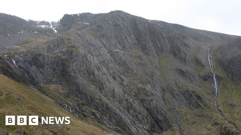 Snowdonia death: Fiancee's tribute to 'soulmate' climber - BBC News
