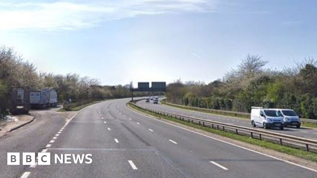 Two men die helping driver after Swanley crash - BBC News