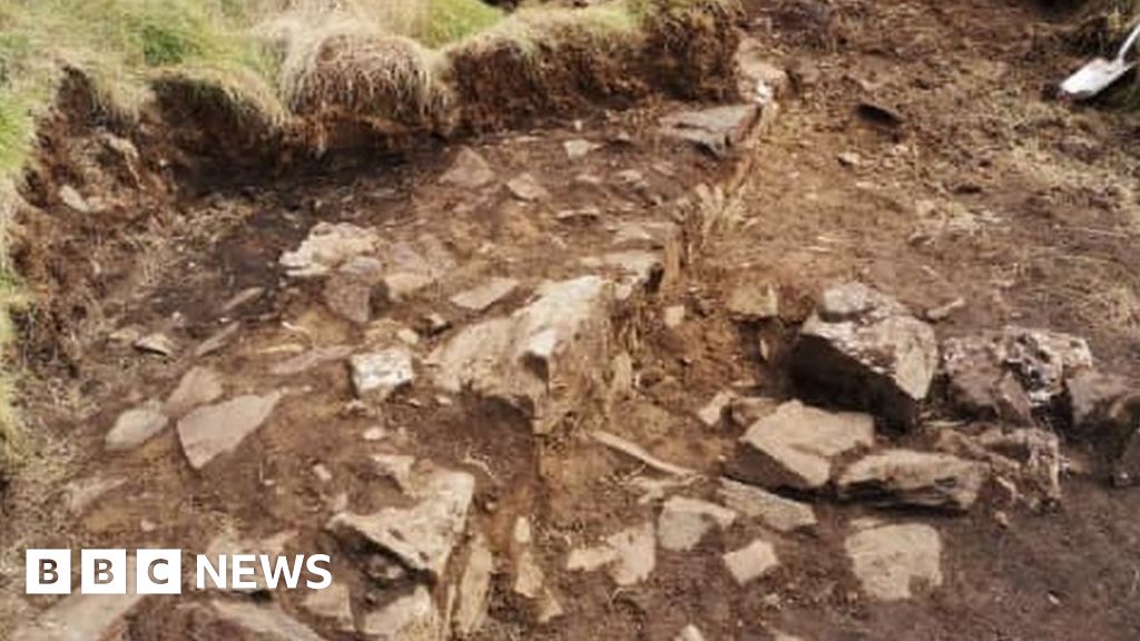 Bones and wall uncovered at clifftop fort in Aberdeenshire - BBC News