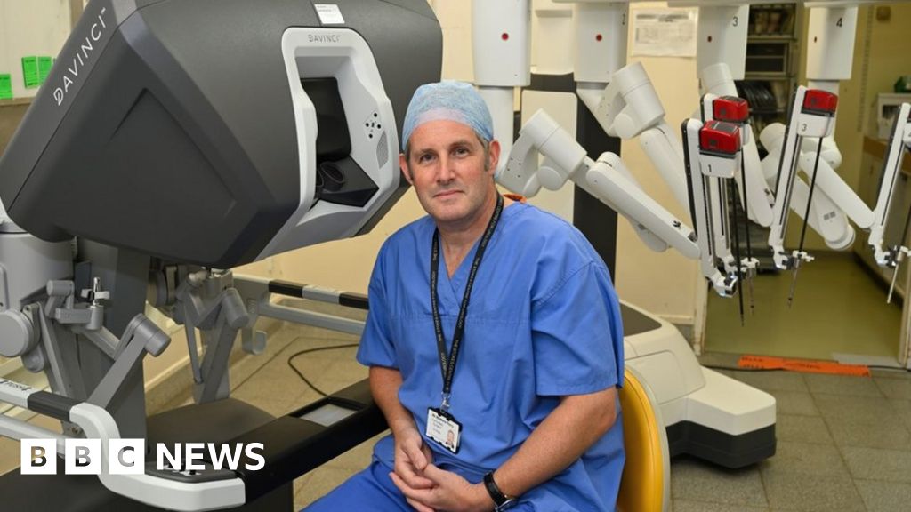 Royal Surrey robotic surgery team sets new record - BBC News