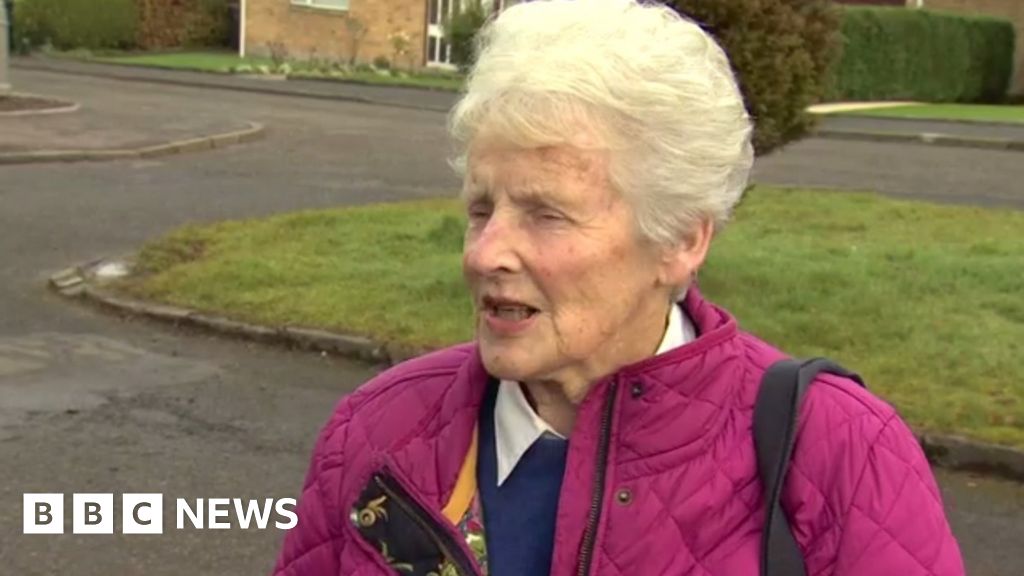 Sir Andy Murray's gran welcomes new child - BBC News