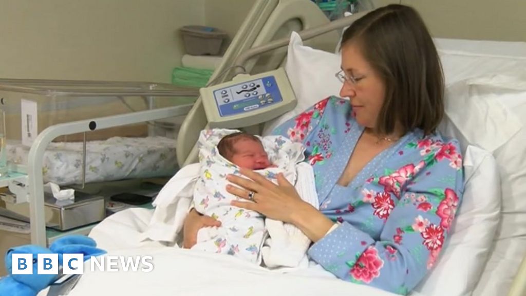 Couple celebrate baby born on high-speed train - BBC News